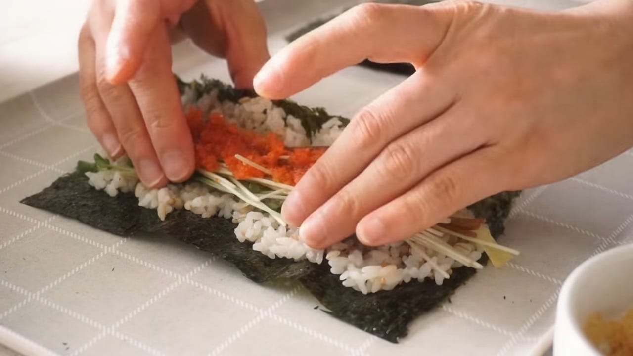 How to make Flying Fish Roe Mini Gimbap Kimbap