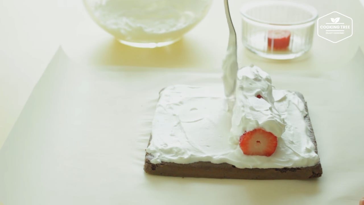 How to make Strawberry chocolate mini roll cake