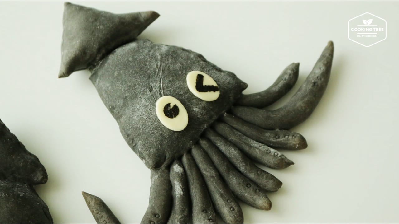 How to make squid ink pizza bread