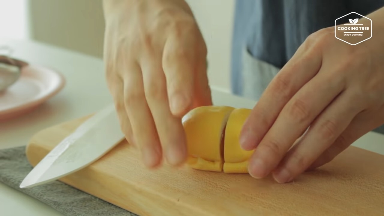 Hong kong style Mango pancake (Mango crepe)