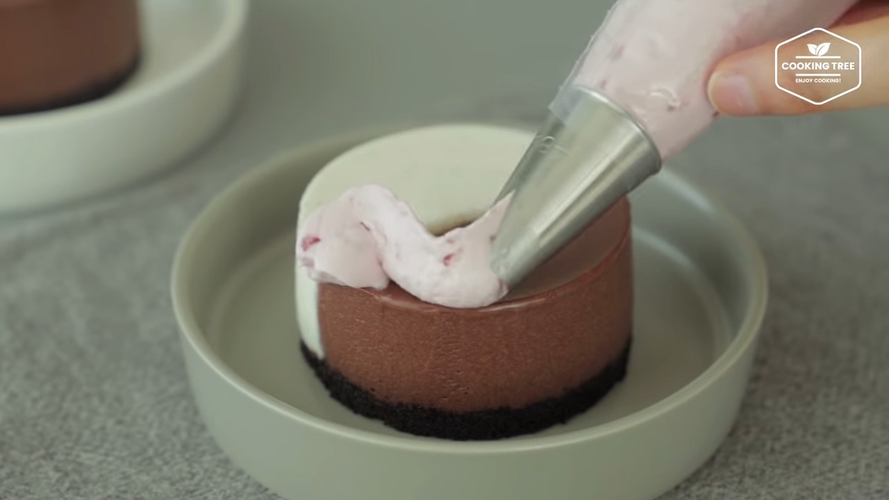 Chocolate & vanilla double mousse cake Recipe