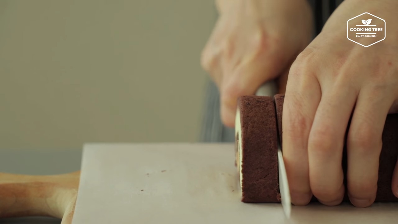 Hurricane Swiss roll (Chocolate roll cake)