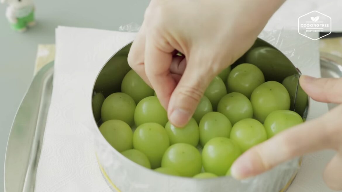 Shine Muscat (Green Grape) Cake Recipe - Cooking Tree