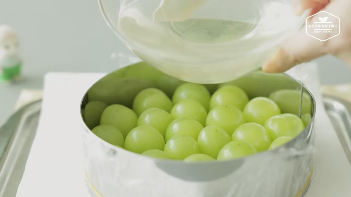 Shine Muscat (Green Grape) Cake Recipe - Cooking Tree