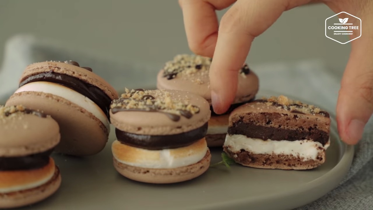 S'more Macaron Recipe (Chocolate Macaron)