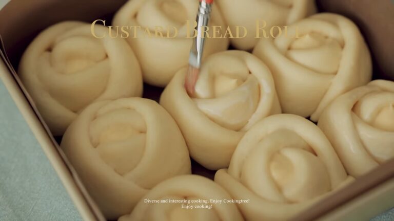 Flower-shaped Custard Bread Roll Recipe