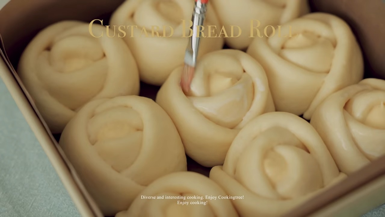 Flower-shaped Custard Bread Roll Recipe